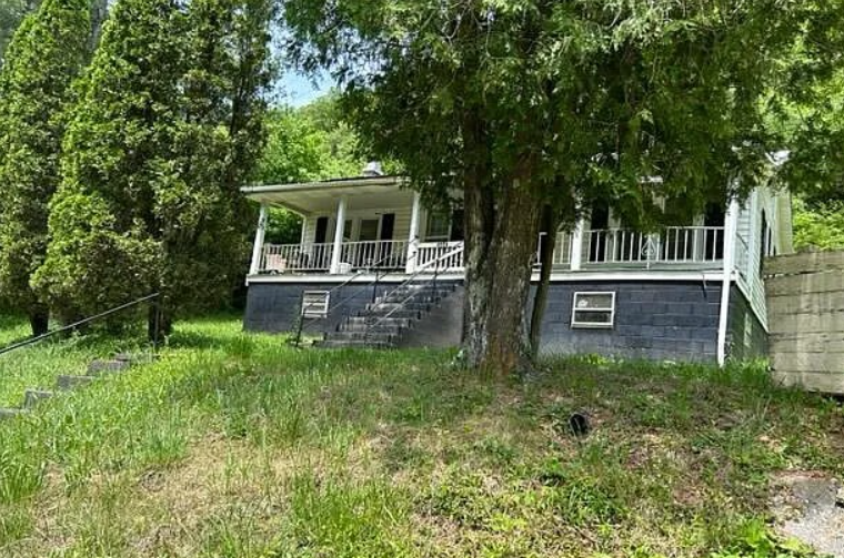 Charming Two-Bedroom Cottage on 35.64 Acres in Duffield, Virginia ...